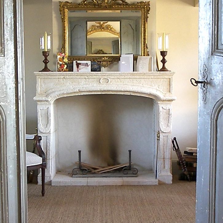 Cheminées en pierre de taille réalisées sur mesure