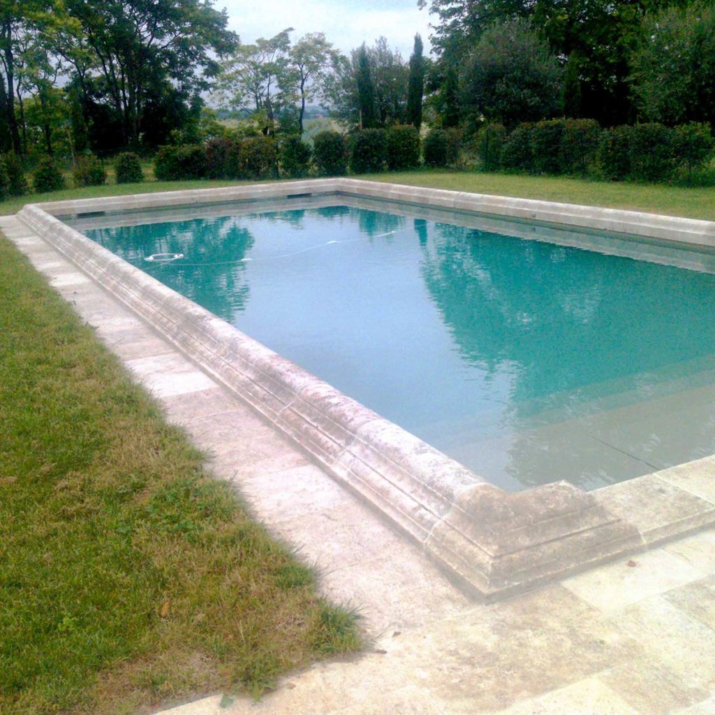 Margelle de piscine en pierre de taille vieillie et moulurée