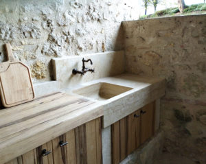 Évier massif simple en pierre naturelle beige avec égouttoir et crédence