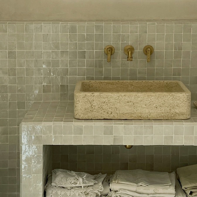 vasque à poser en pierre naturelle beige intégralement vieillie